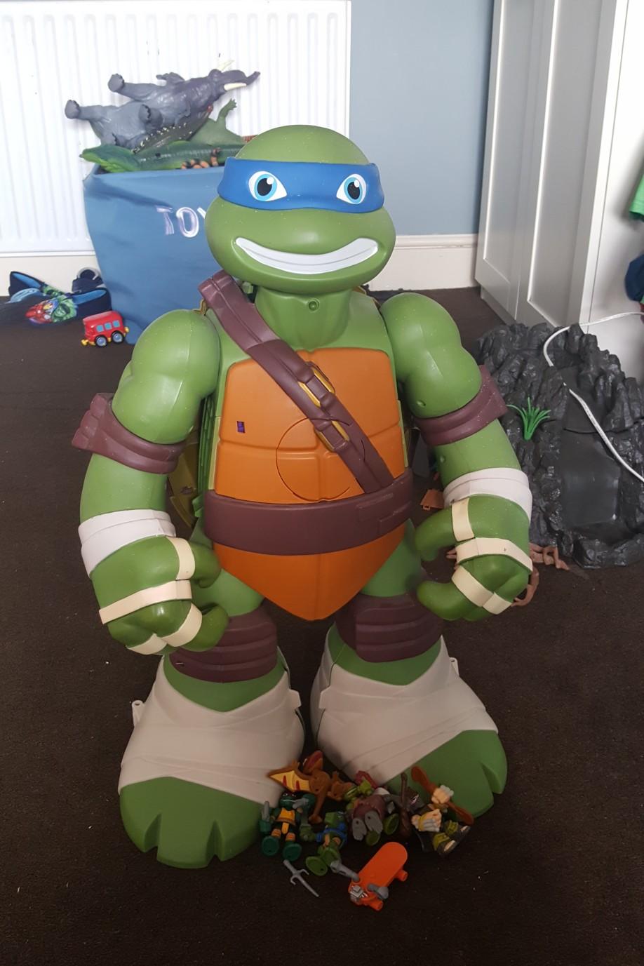 Ninja turtle playset c/w figures in Bolsover für 20,00 £ zum Verkauf ...