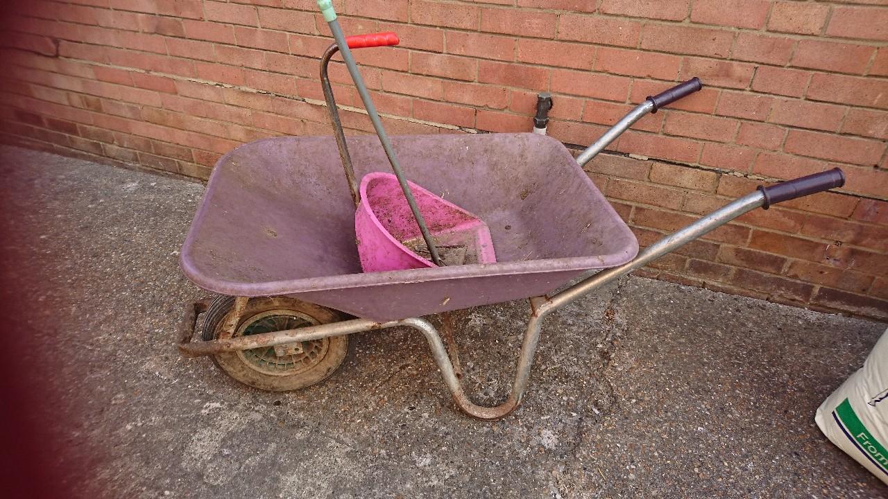 Wheelbarrow and poop scoop in TN24 Ashford für £ 30,00 zum Verkauf ...