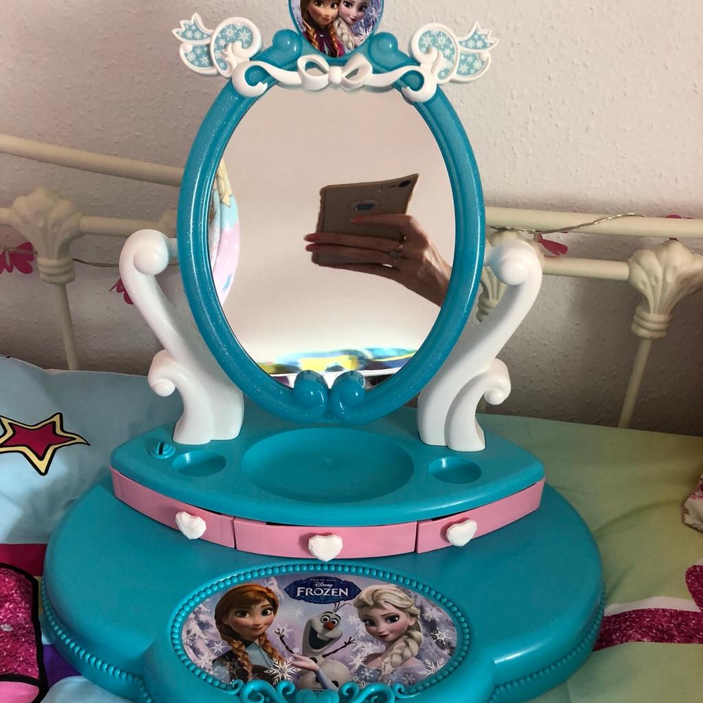 Frozen girls vanity mirror in IG8 Redbridge für £ 5,00 zum Verkauf ...