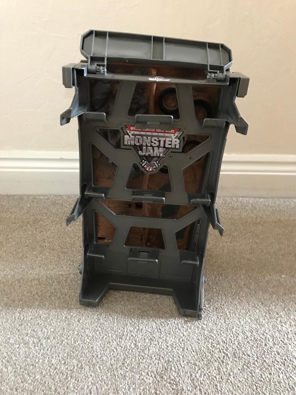 Hot Wheels Monster Jam carry case/ramp in B65 Sandwell für 10,00 £ zum ...