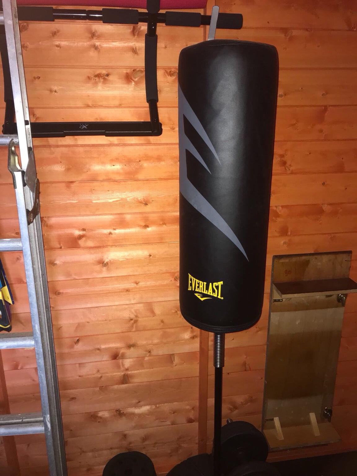 Free standing boxing pillar everlast 5ft in Langley für 20,00 £ zum ...