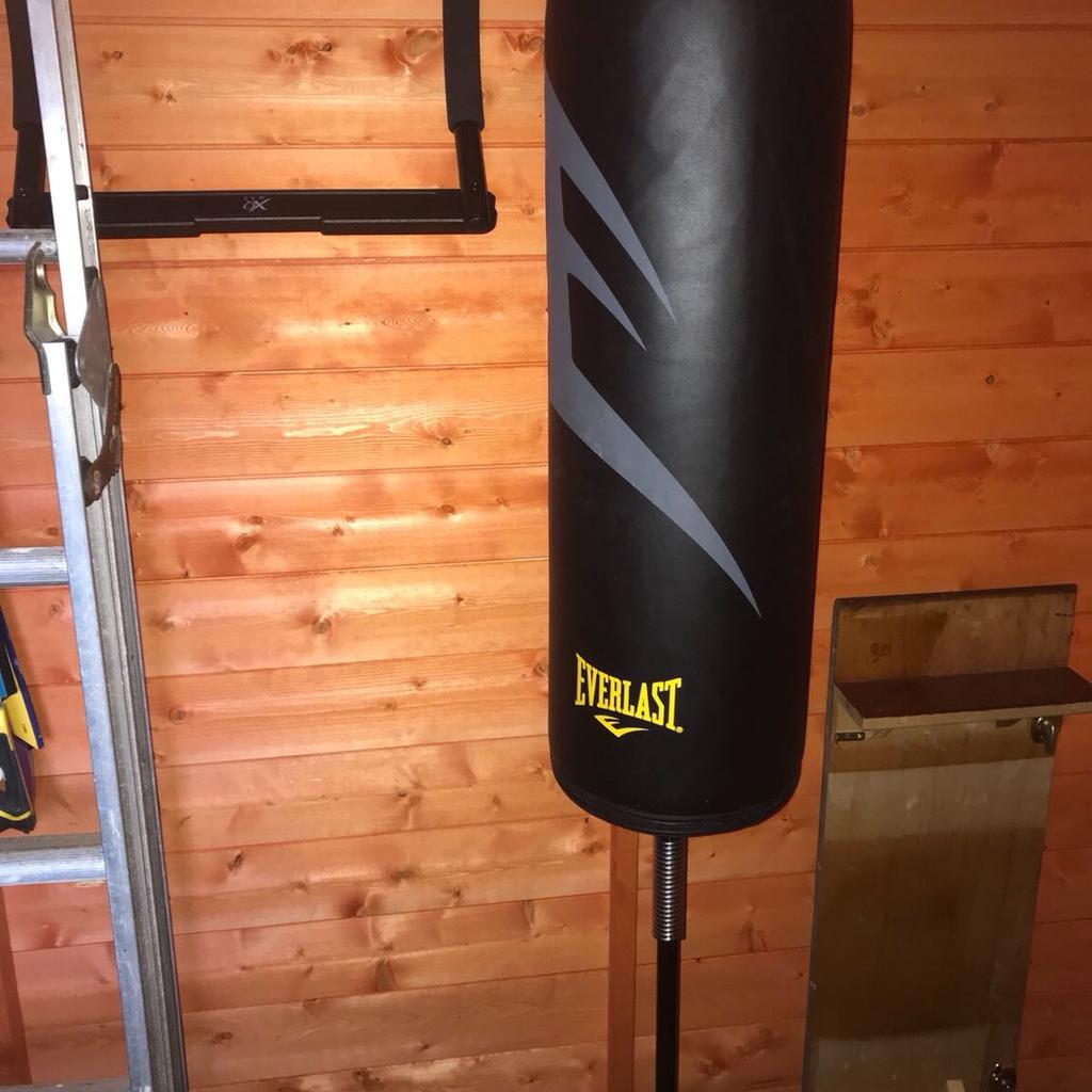 Free standing boxing pillar everlast 5ft in Langley für 20,00 £ zum ...