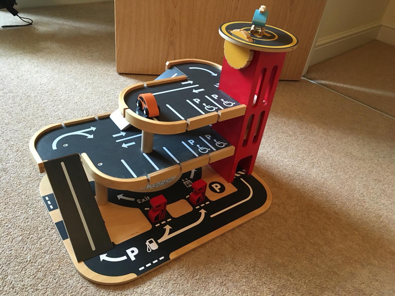 ELC WOODEN GARAGE in RG1 Reading für £ 20,00 zum Verkauf | Shpock AT