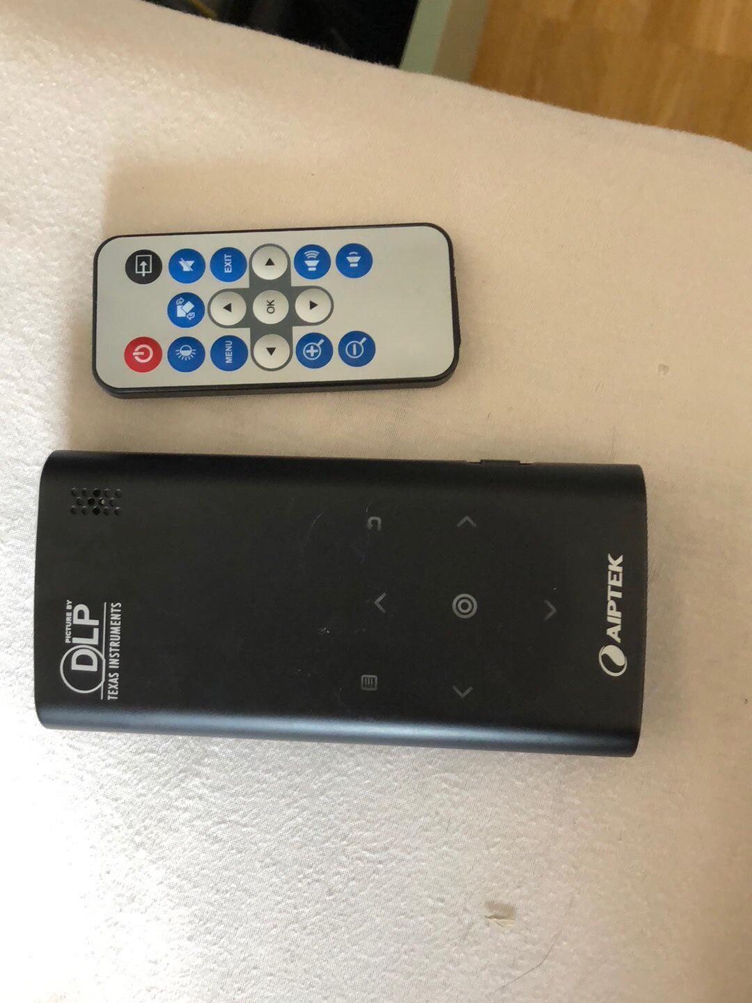 Beamer mit Fernbedienung und Schutzhülle in 5202 Neumarkt am Wallersee ...