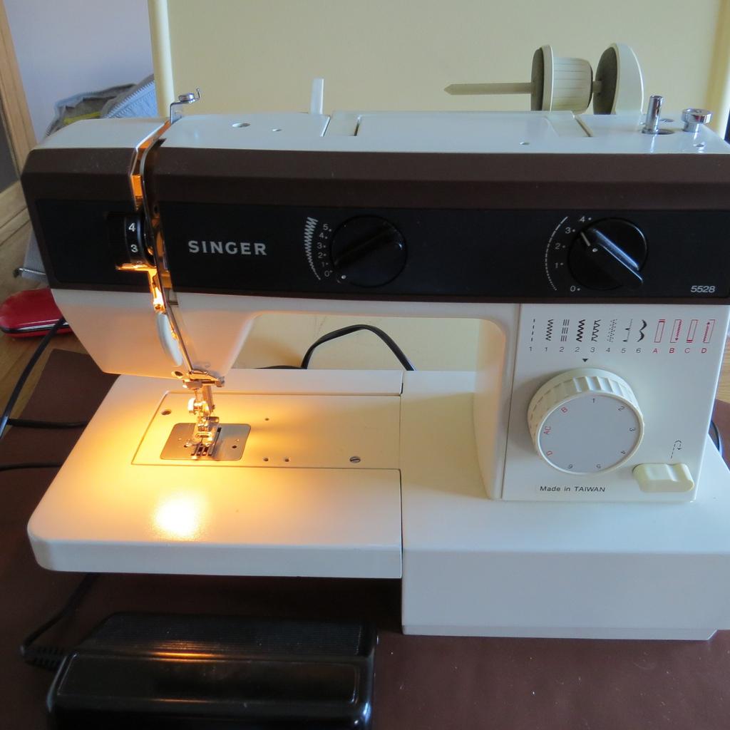 SINGER 28/08 ELECTRIC SEWING MACHINE in South Ribble für 20,00 £ zum ...