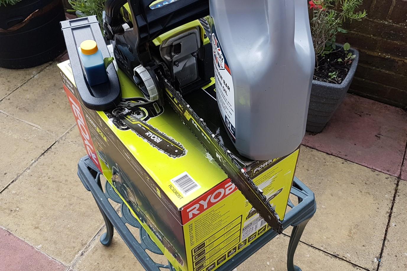RYOBI PETROL CHAINSAW + 5L CHAIN OIL in ME8 Gillingham für 95,00 £ zum ...