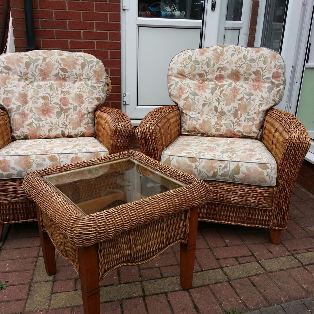 Rattan Conservatory Chairs and Side Table in B63 Dudley für 35,00 £ zum ...