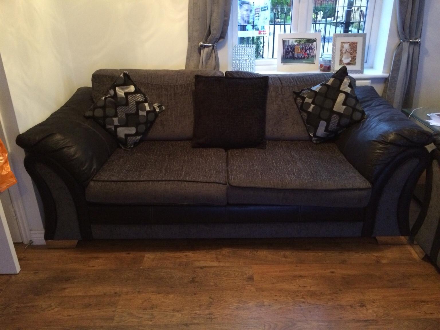 Black and grey dfs sofas in Ravensden für 400,00 £ zum Verkauf | Shpock DE