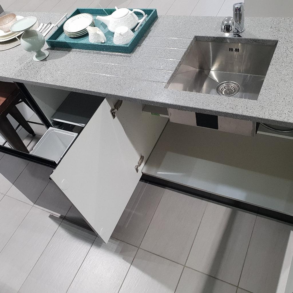 Wren ex Display kitchen With Neff Double ove in MK6 Bletchley für 3.200 ...