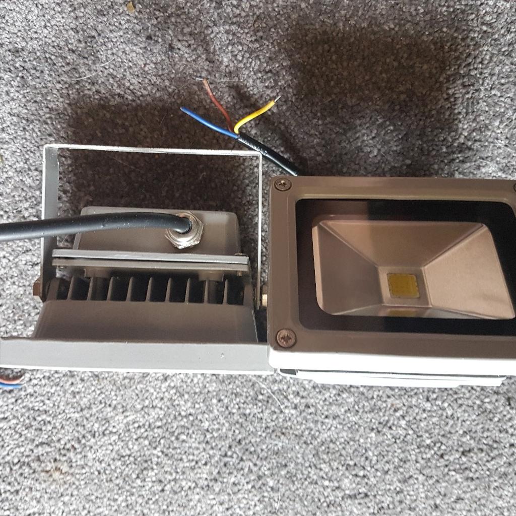 Led flood lights in CV21 Rugby für £ 7,00 zum Verkauf | Shpock AT