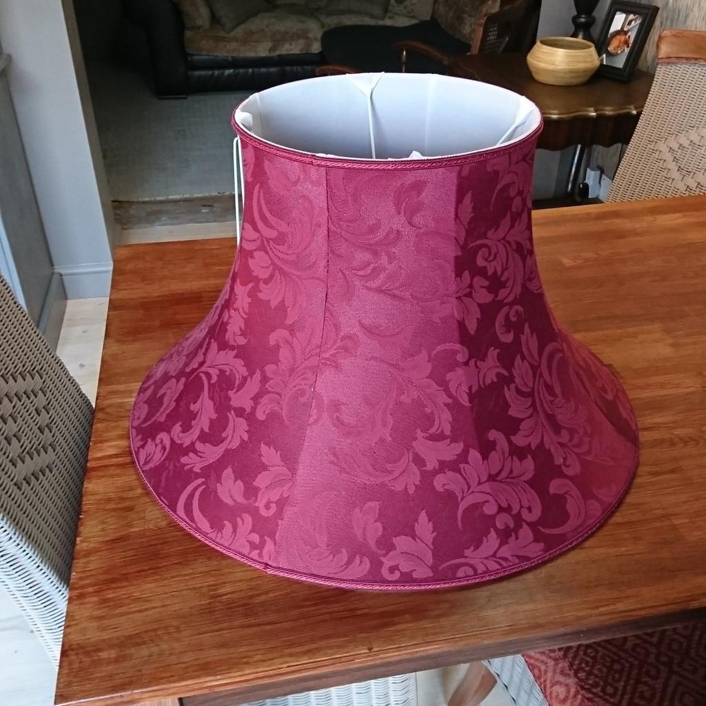 Large red lamp shade in Rugby für £ 4,00 zum Verkauf | Shpock AT