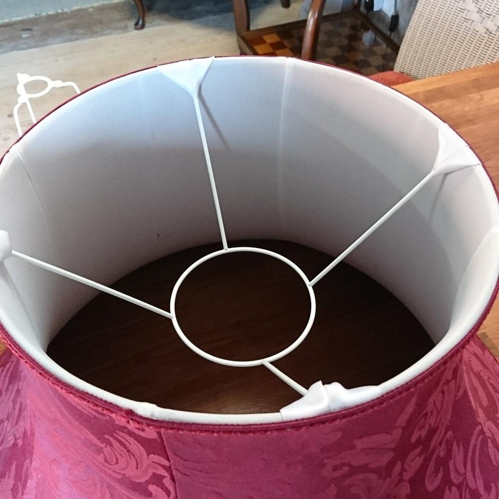Large red lamp shade in Rugby für £ 4,00 zum Verkauf | Shpock AT