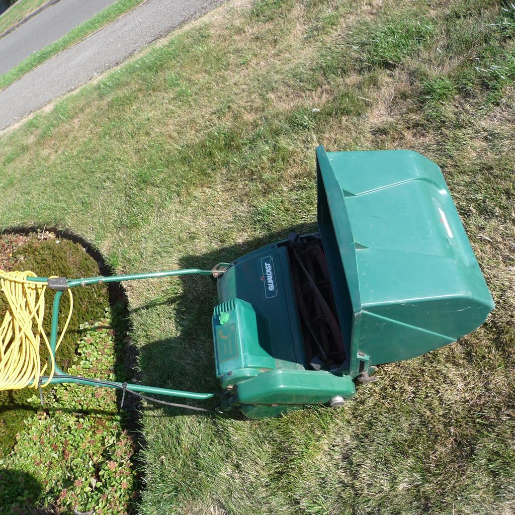 QUALCAST ELECTRIC LAWNMOWER WITH GRASS BOX in S40 Chesterfield für £ 8 ...