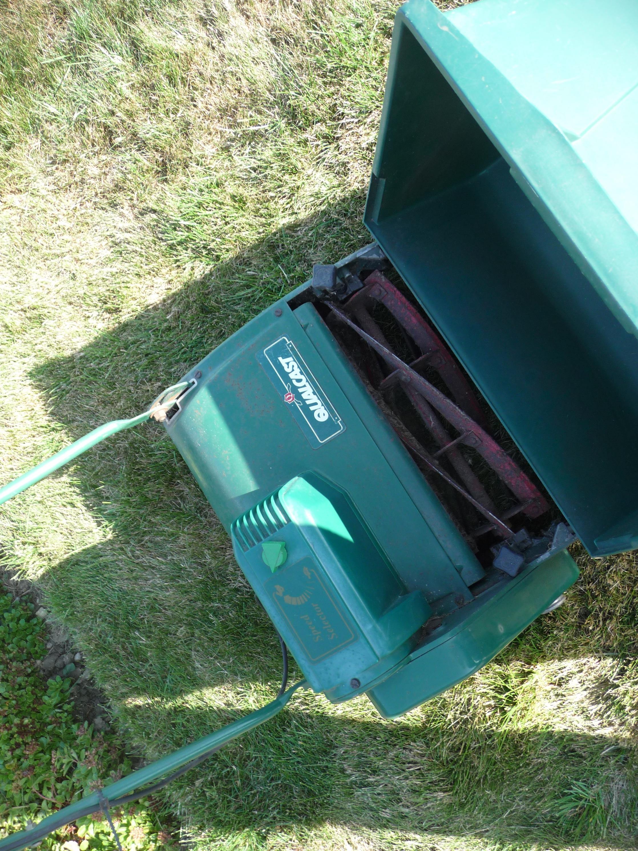 QUALCAST ELECTRIC LAWNMOWER WITH GRASS BOX in S40 Chesterfield für £ 8 ...