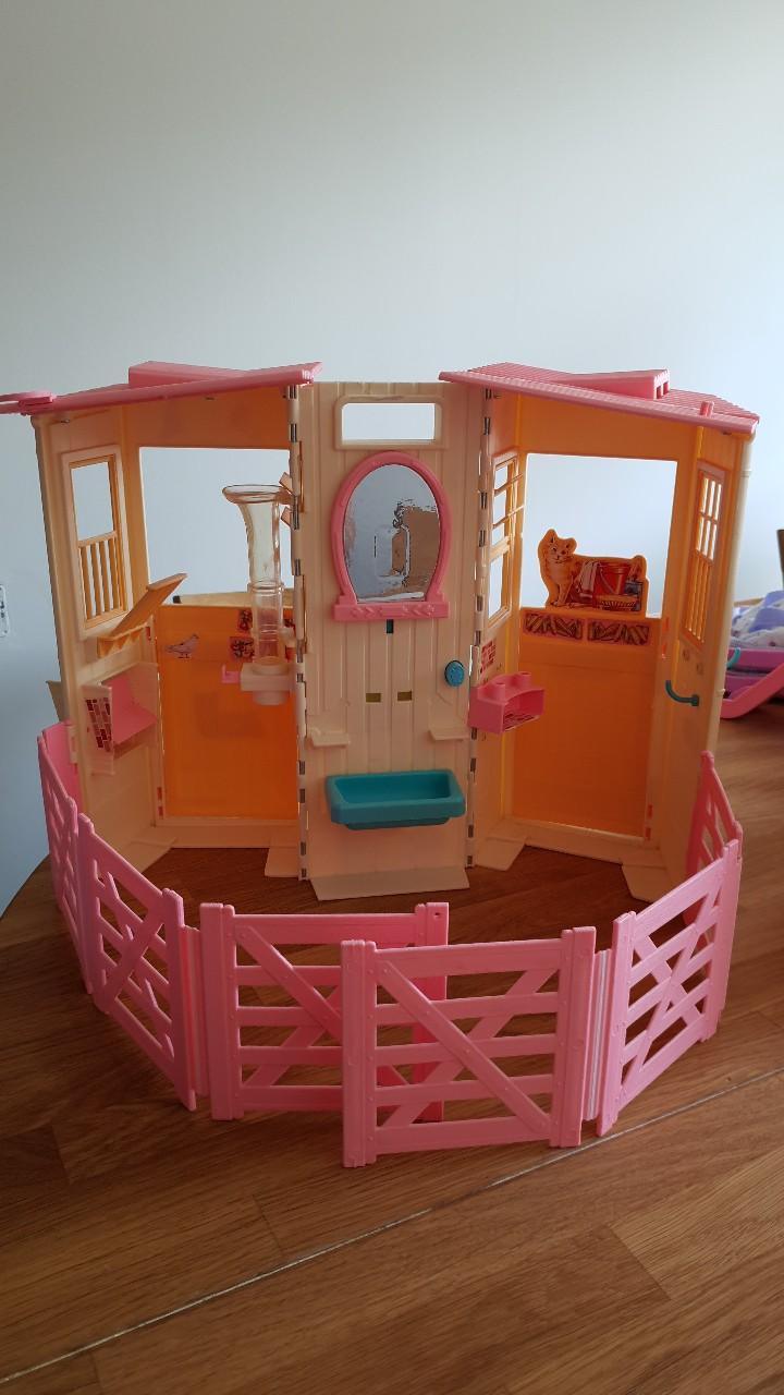 Barbiestall, stall,barbie in 17547 Järfälla kommun for SEK 40.00 for ...