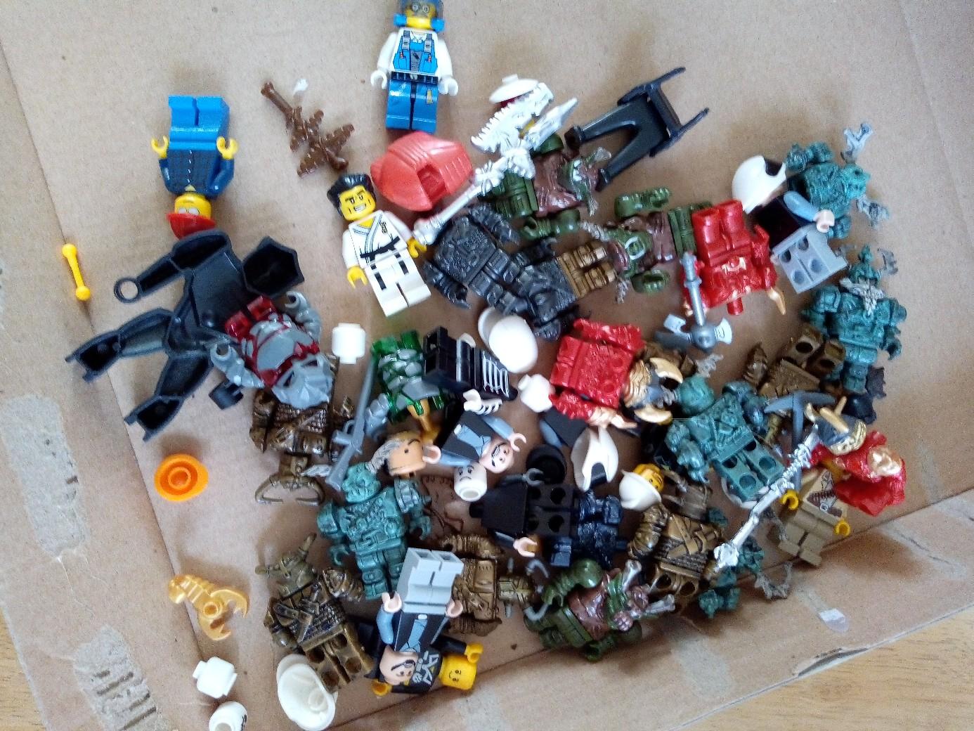 Lego characters and accessories in FY4 Marton für 10,00 £ zum Verkauf ...