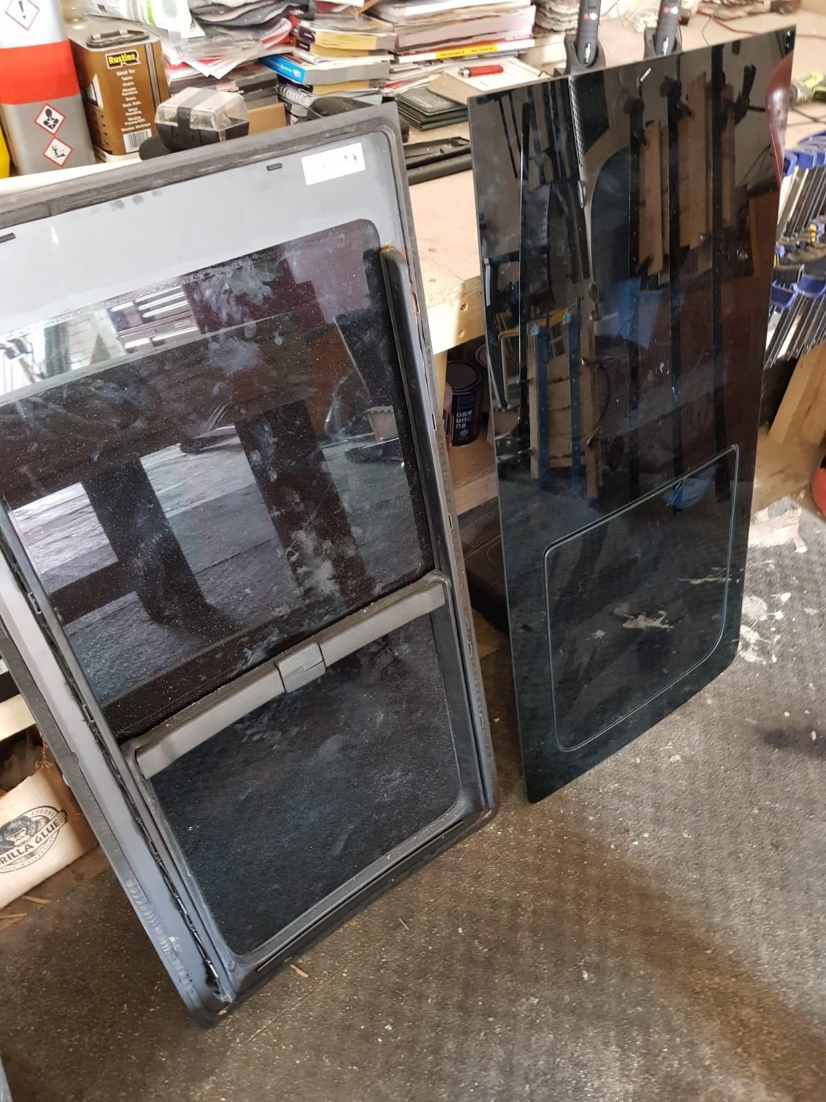 Vw t5 transporter side windows in Kirklees für 200,00 £ zum Verkauf ...