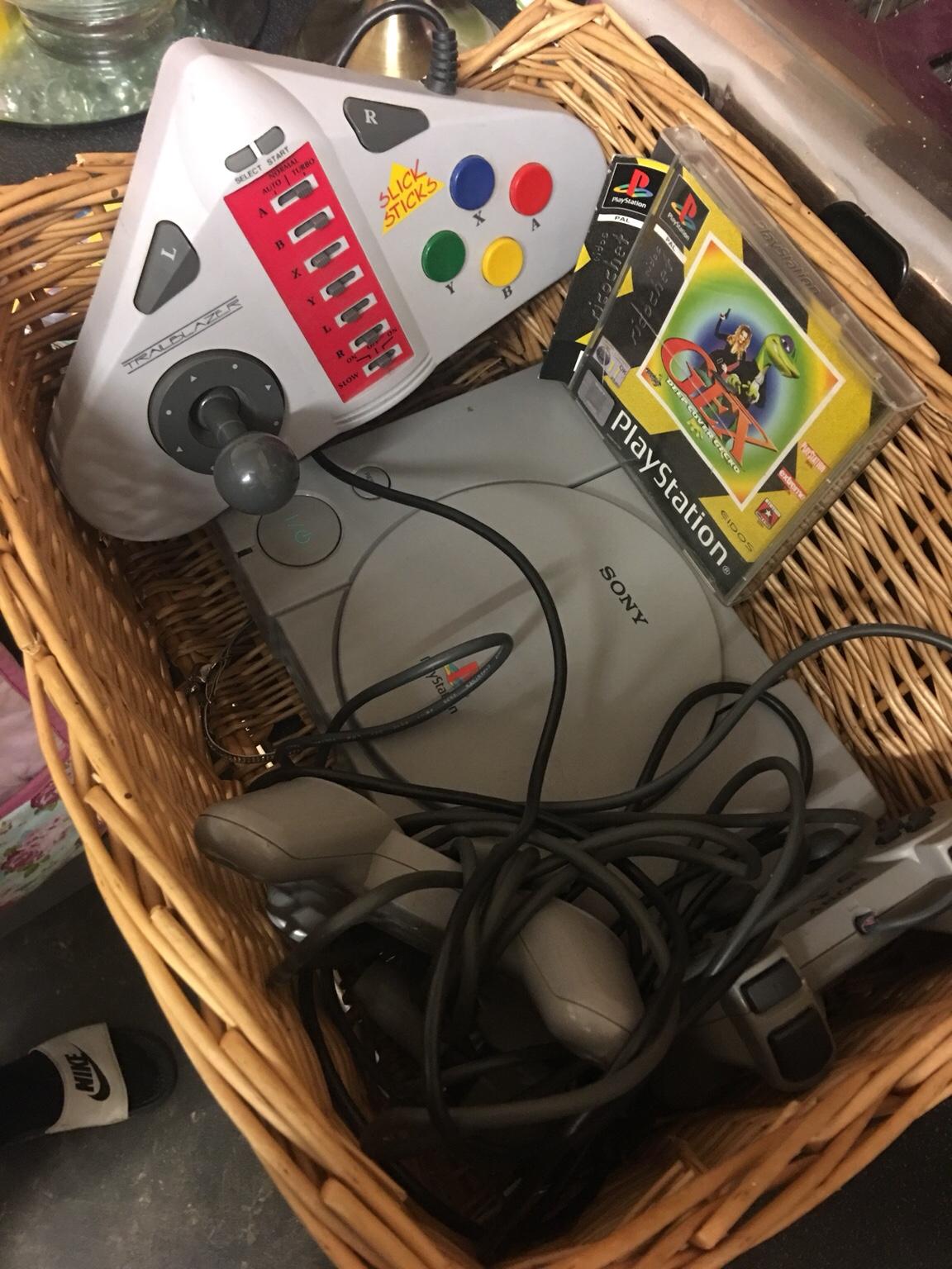 PS1 with 2 controllers 1 game No power leads in SE28 Greenwich für £ 35 ...