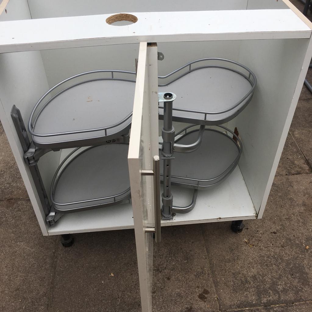 Corner unit carousel from howdens in DY8 Dudley für £ 35,00 zum Verkauf | Shpock AT