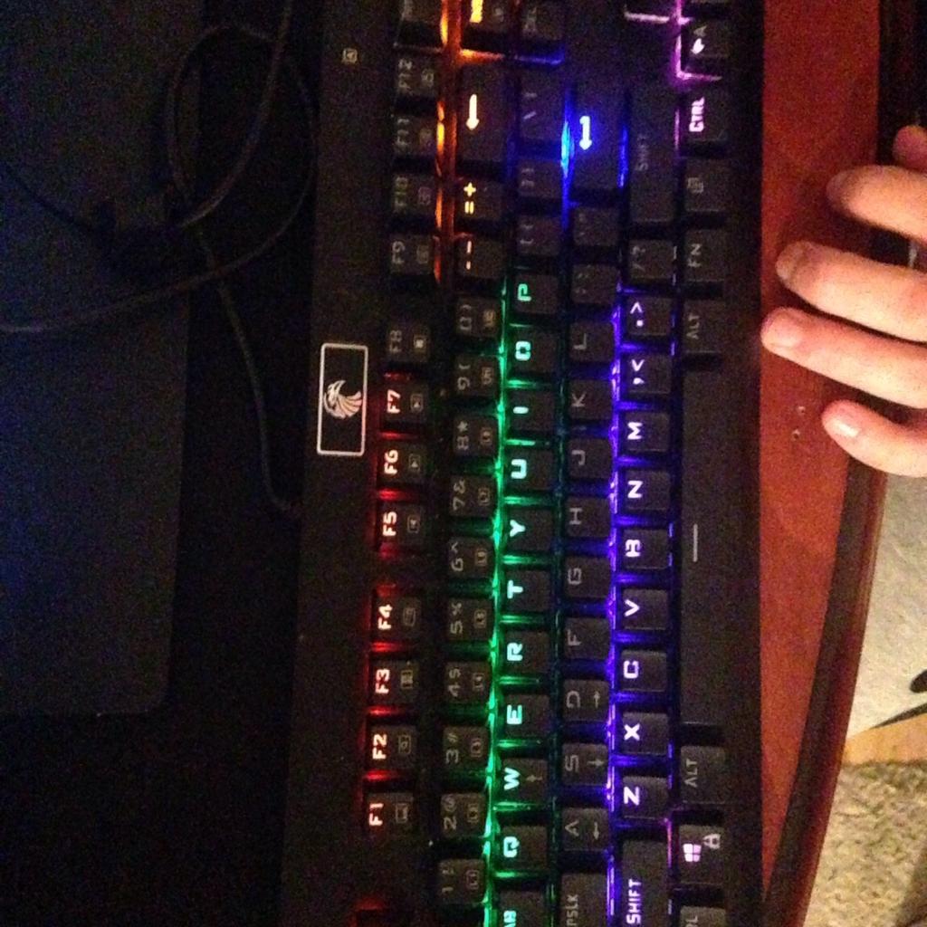 Eyspc rainbow light mechanical keyboard in HA2 London für £ 10,00 zum ...