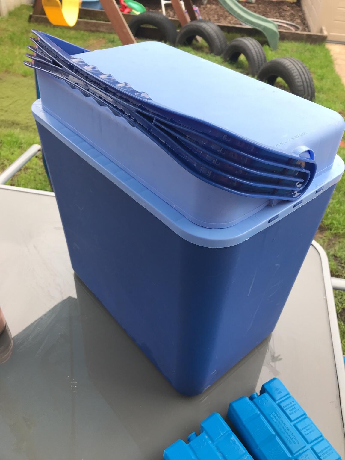 Blue cooler box and 4 ice packs in M23 Trafford für 6,00 £ zum Verkauf ...
