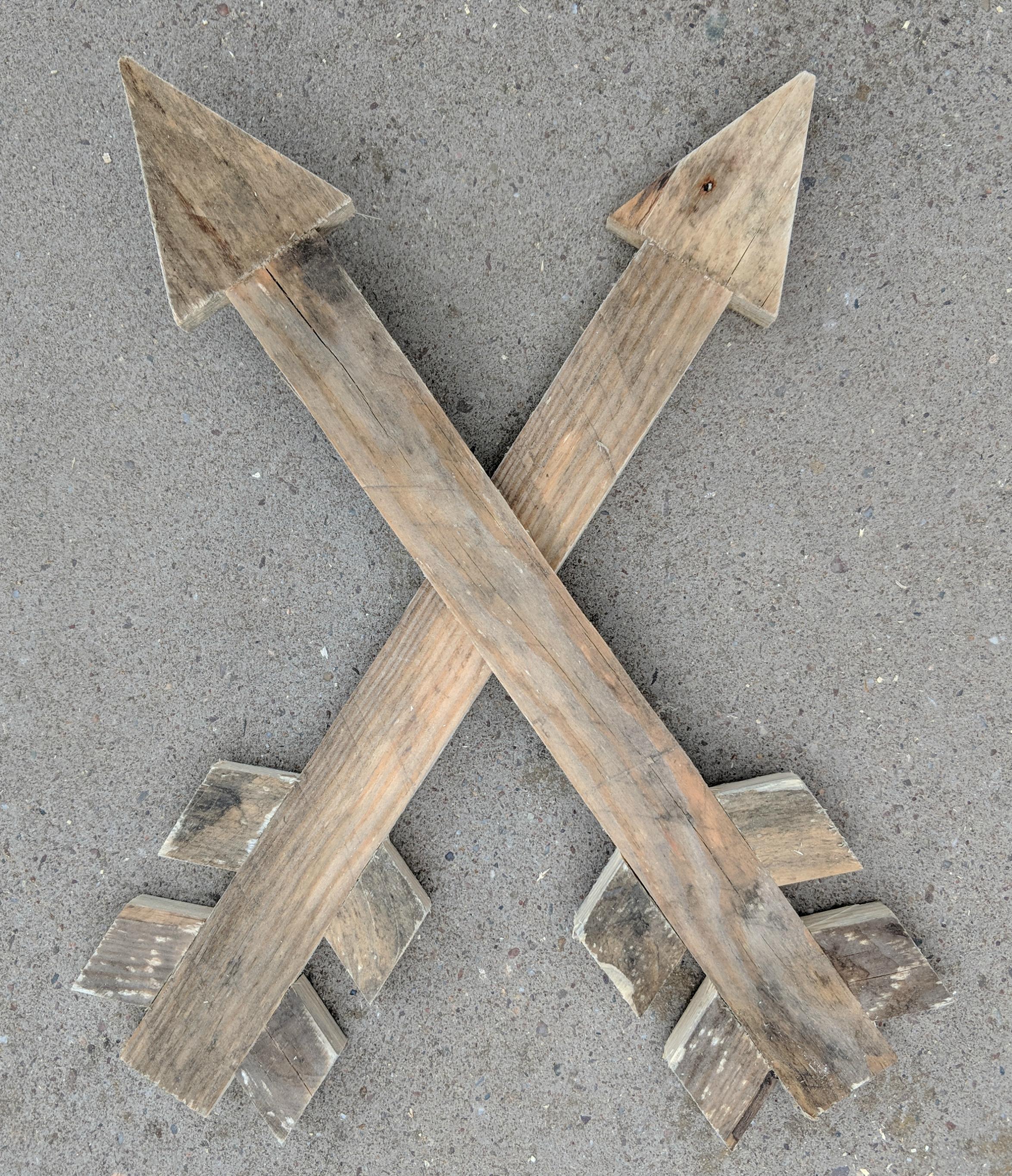 2 x Rustic Hand-Made Wooden ARROW SIGNS in ST10 Moorlands für £ 2,00 ...