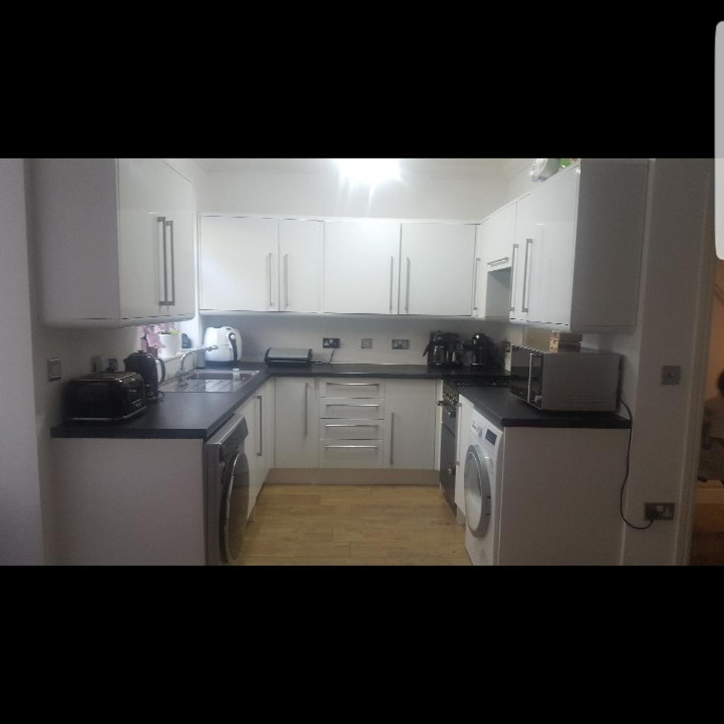 Howdens white gloss kitchen in excellent con in London für 600,00 £ zum ...