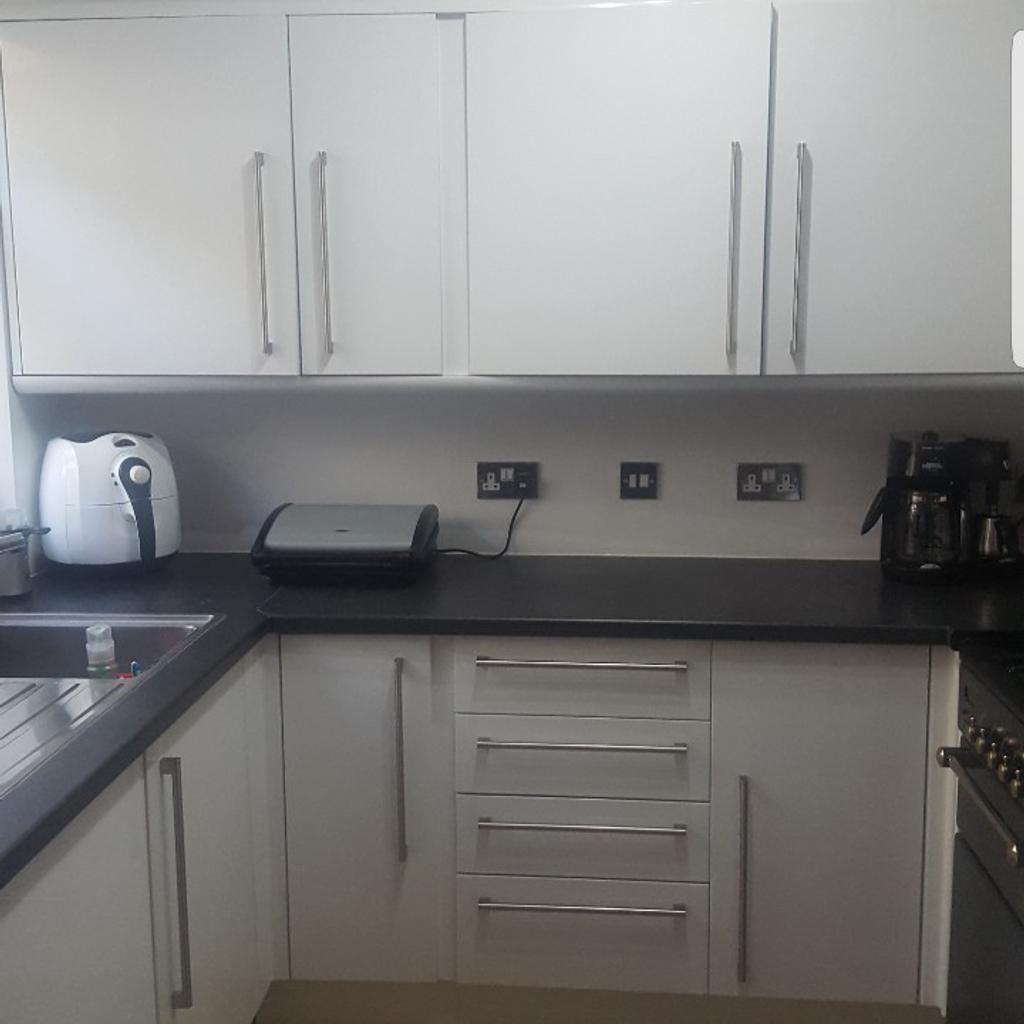 Howdens white gloss kitchen in excellent con in London für 600,00 £ zum ...