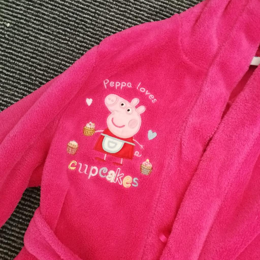 Peppa Pig dressing gown and slipper socks in KT22 Valley für £ 5,00 zum ...