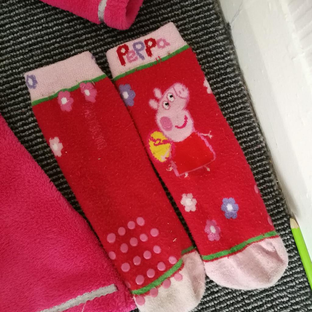 Peppa Pig dressing gown and slipper socks in KT22 Valley für £ 5,00 zum ...