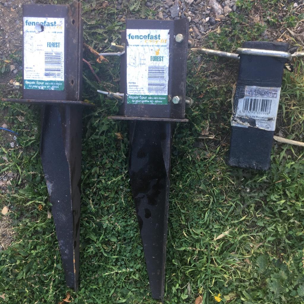 2 FENCE POST BASES AND DRIVING TOOL in Old Windsor für £ 5,00 zum ...