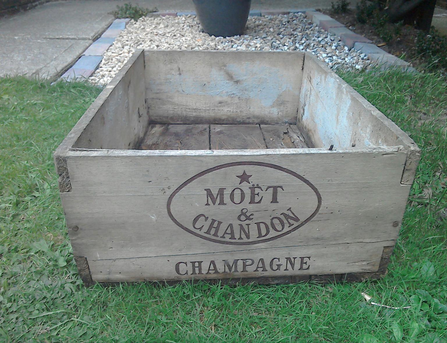 moet & chandon wooden crate in TN23 Ashford für £ 5,00 zum Verkauf ...
