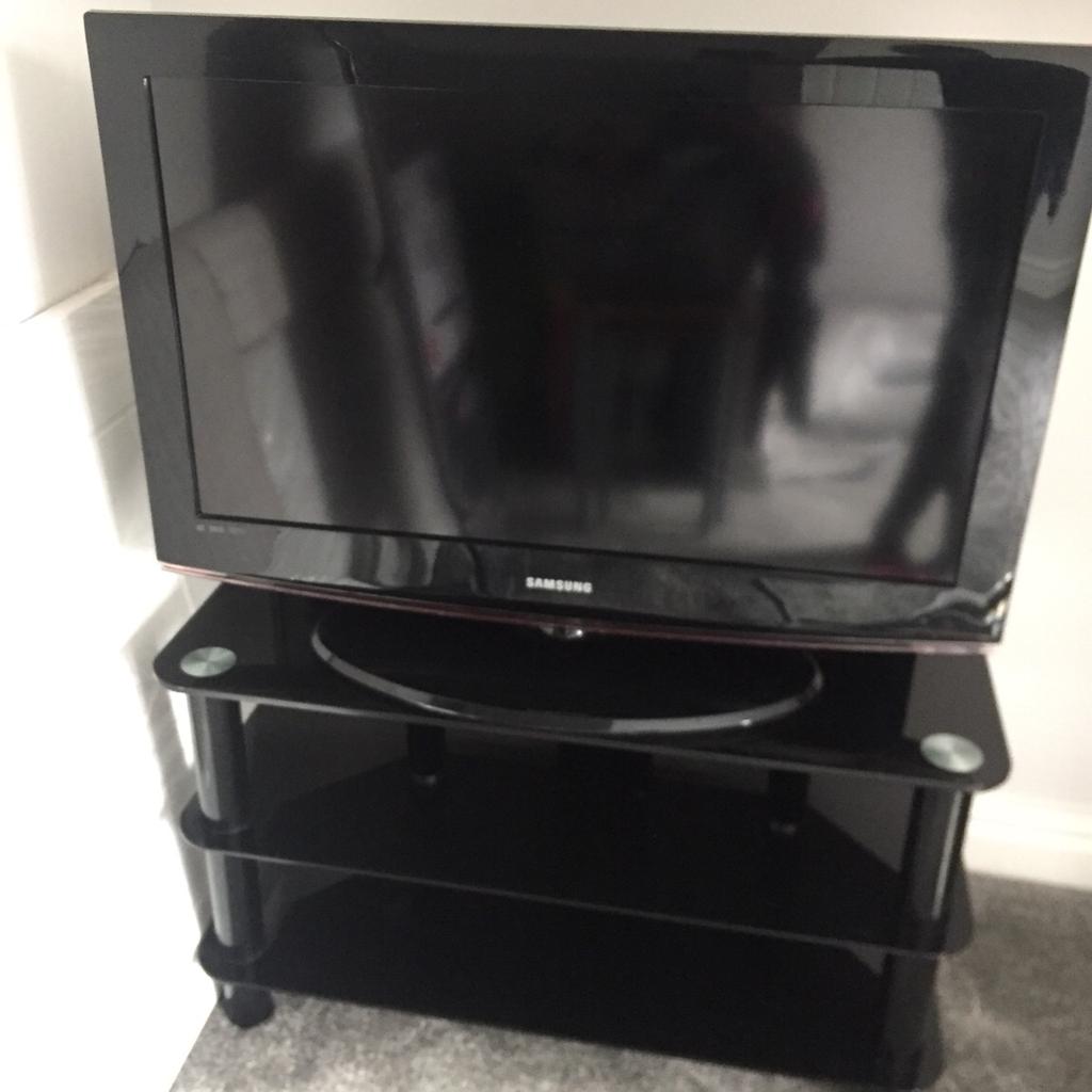 Samsung 32" tv and stand in BB1 Blackburn for £60.00 for sale | Shpock