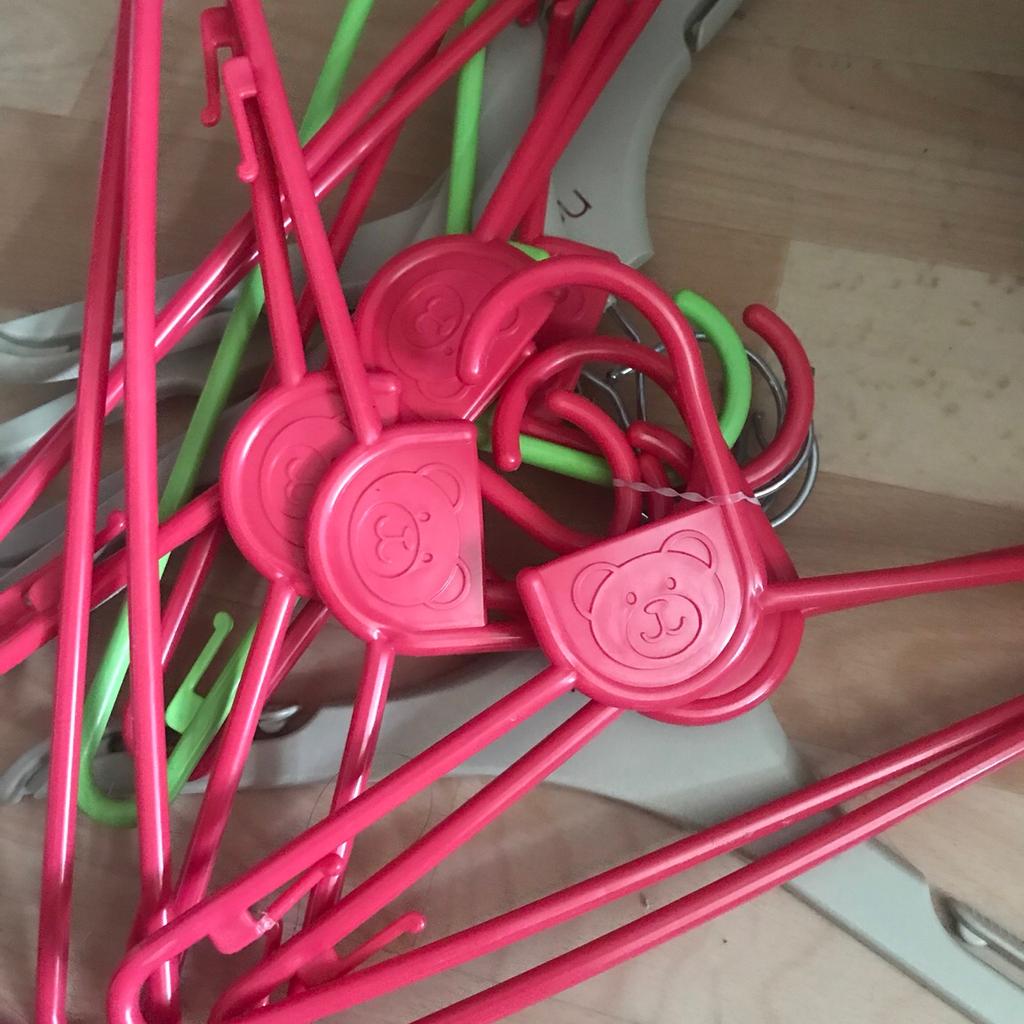 Red mixed hangers in ME16 Maidstone für £ 0,50 zum Verkauf | Shpock AT
