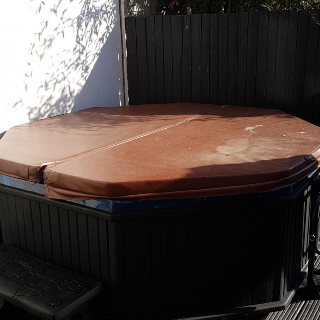 Octagonal hot tub cover. in LE11 Charnwood für £ 10,00 zum Verkauf ...