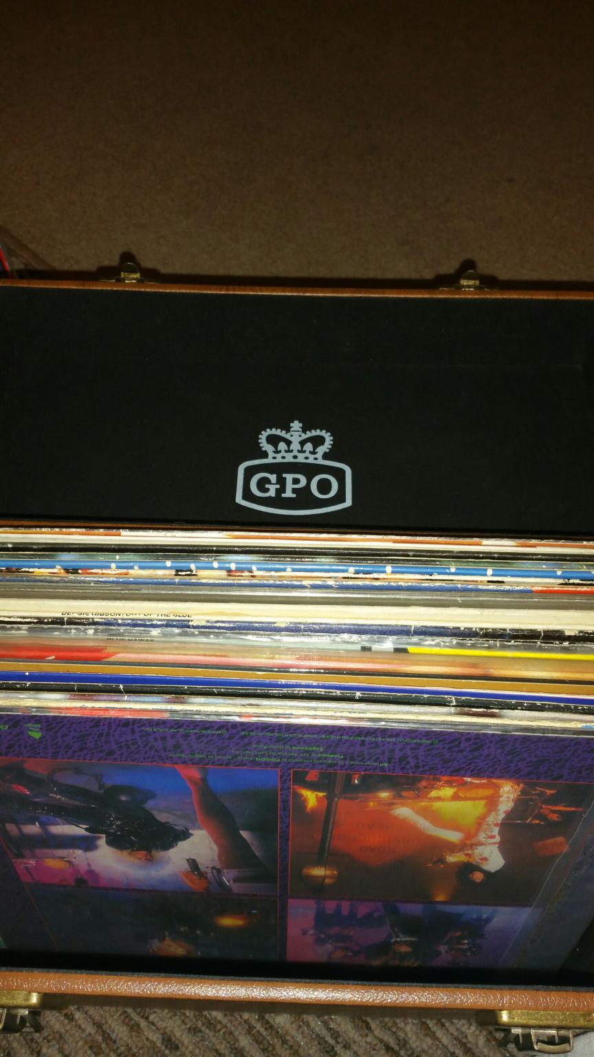 vintage looking record player and record case in S40 Chesterfield für ...