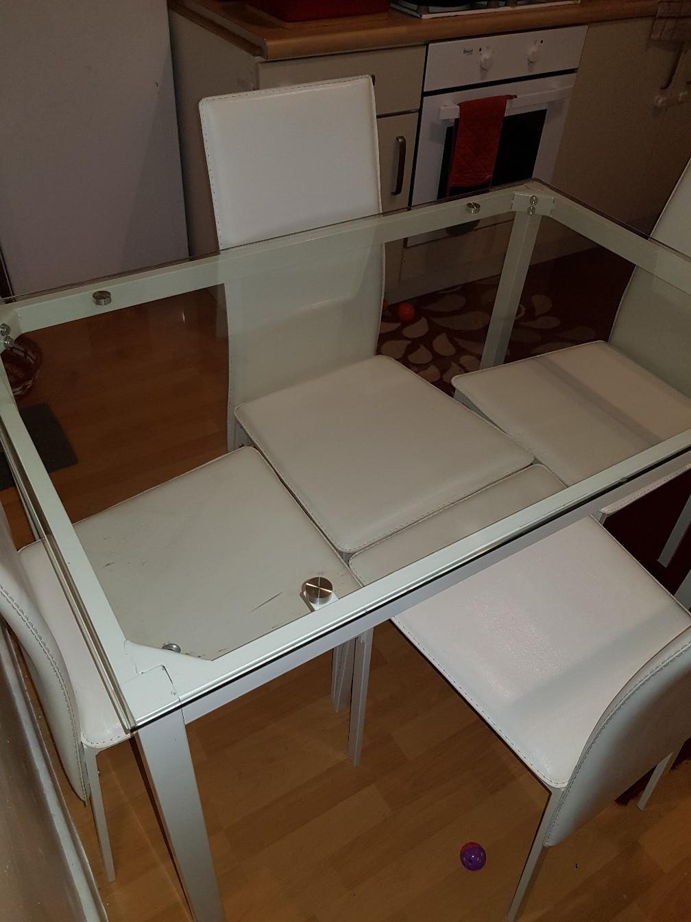 table and 4 white chairs in S65 Rotherham für 65,00 £ zum Verkauf ...