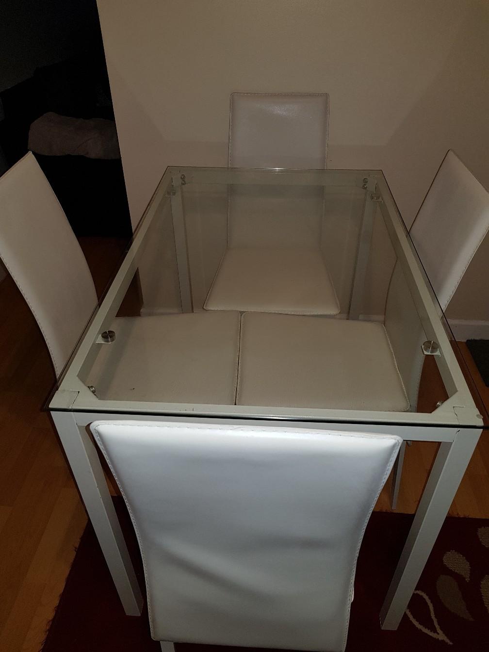 table and 4 white chairs in S65 Rotherham für 65,00 £ zum Verkauf ...