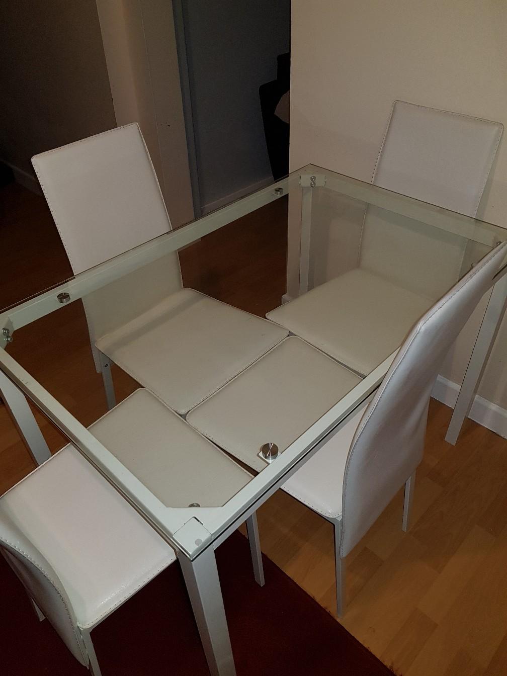 table and 4 white chairs in S65 Rotherham für 65,00 £ zum Verkauf ...