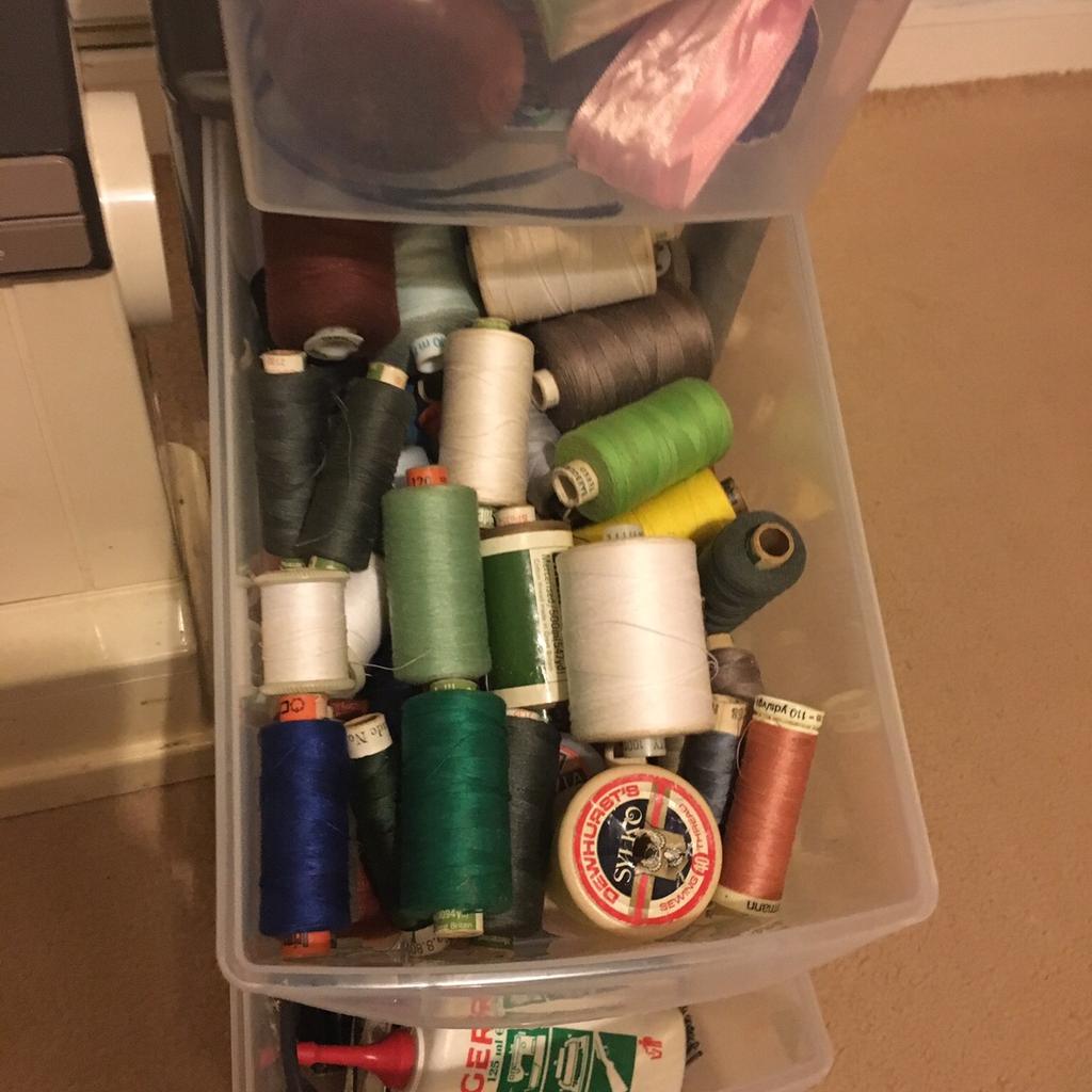 Singer Sewing Machine 7102 *price reduced* in LS27 Leeds für 55,00 ...