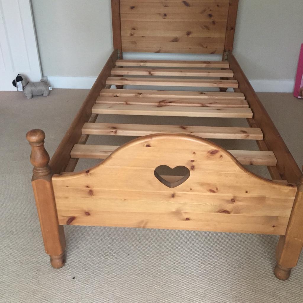 Pine heart bed frame in CO15 Tendring für £ 50,00 zum Verkauf | Shpock AT