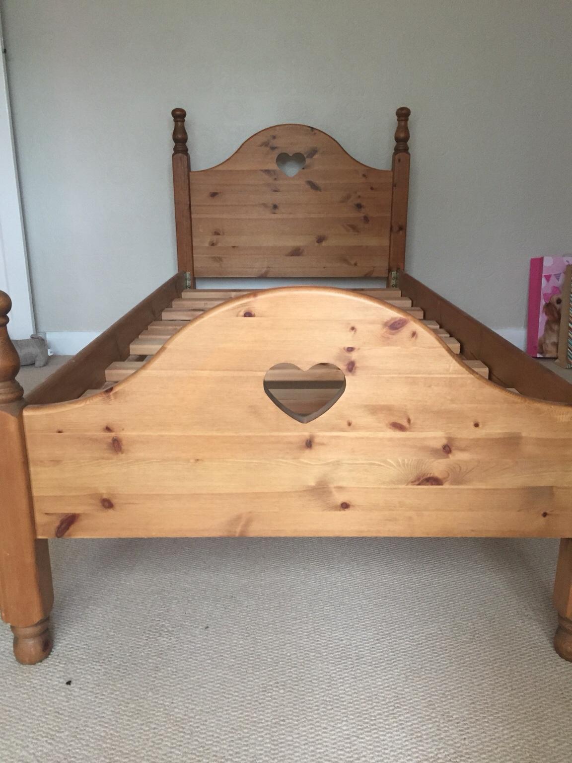 Pine heart bed frame in CO15 Tendring für 50,00 £ zum Verkauf | Shpock DE