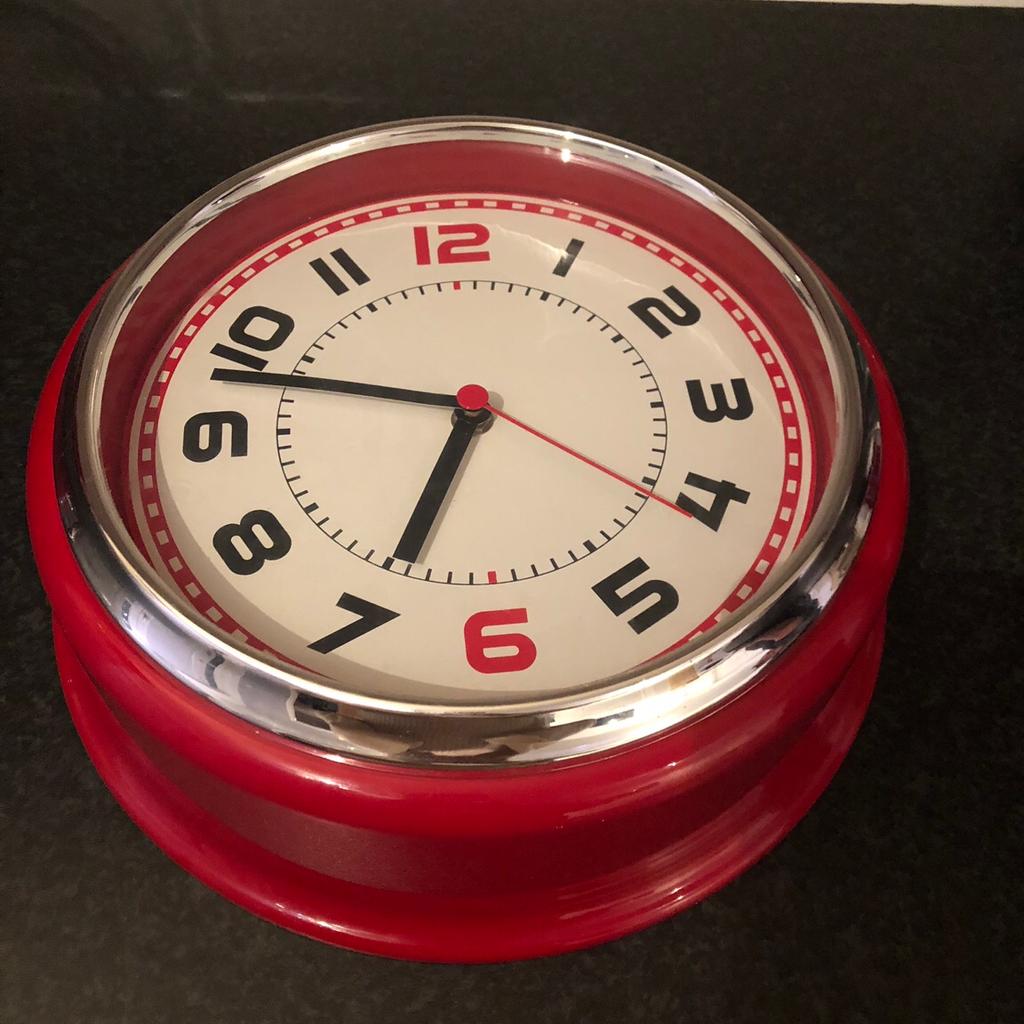 Retro red clock in Sunderland für £ 5,00 zum Verkauf | Shpock AT