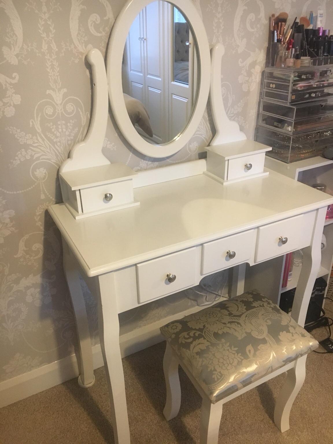 White 5-Drawer Mirror Dressing Table & Stool in Slough für £ 60,00 zum ...