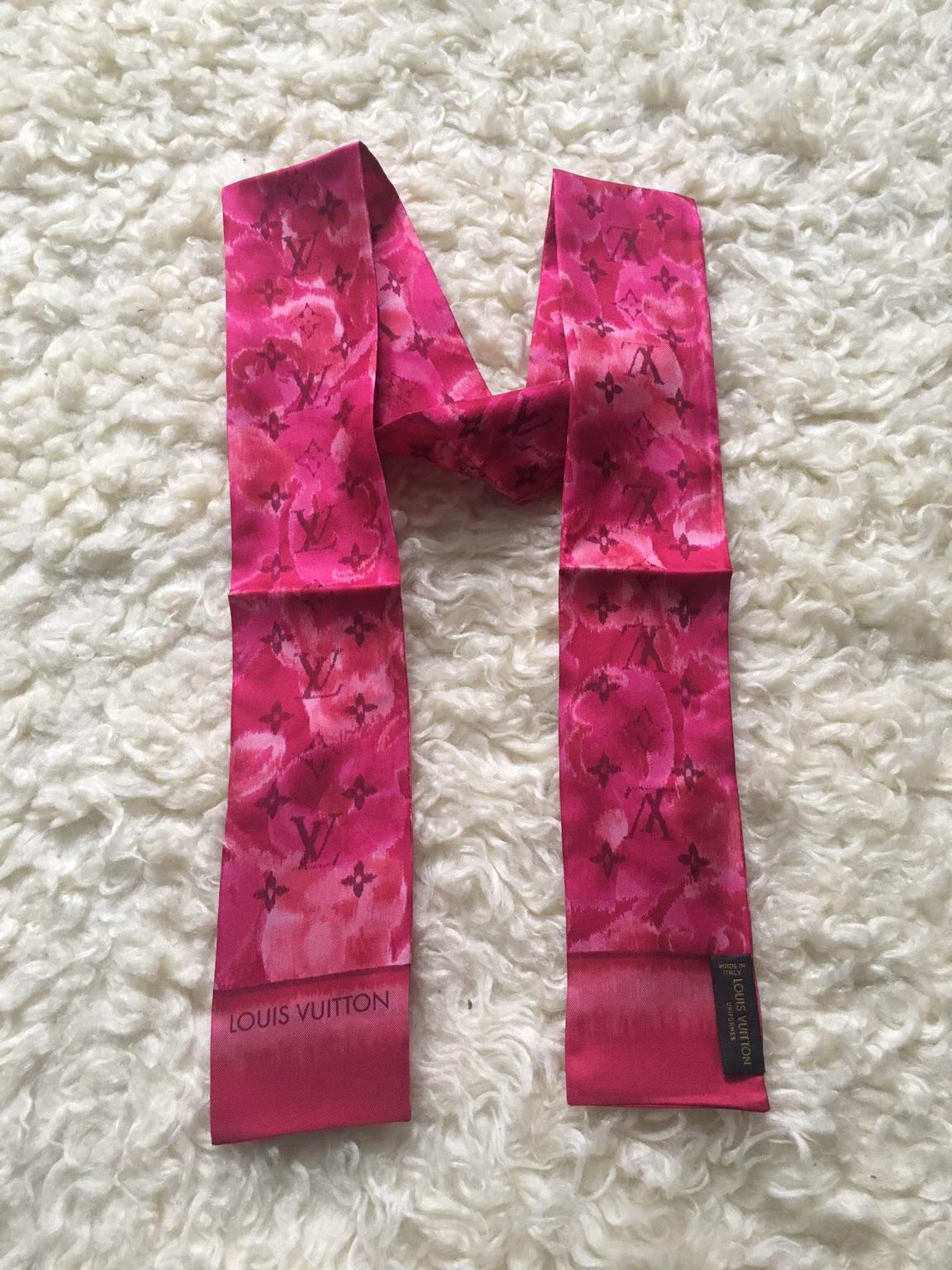 Louis Vuitton Silk Bandeau in CB2 Cambridge für 50,00 £ zum Verkauf ...