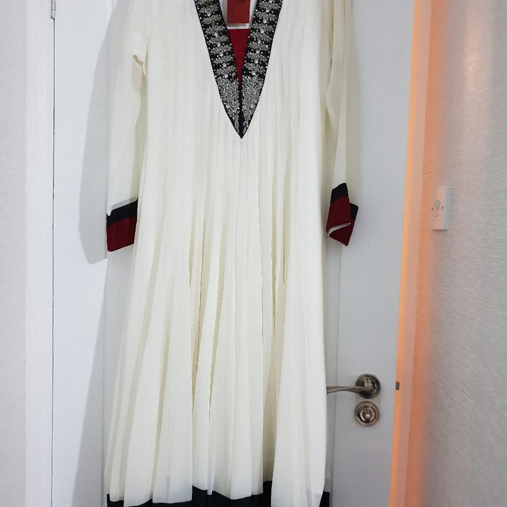 Kameez with dupatta in E2 London für £ 5,00 zum Verkauf | Shpock AT