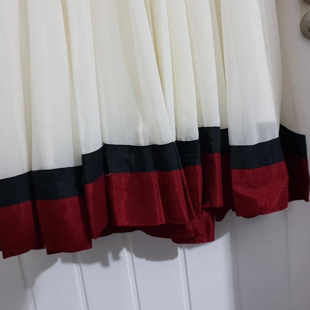 Kameez with dupatta in E2 London für £ 5,00 zum Verkauf | Shpock AT