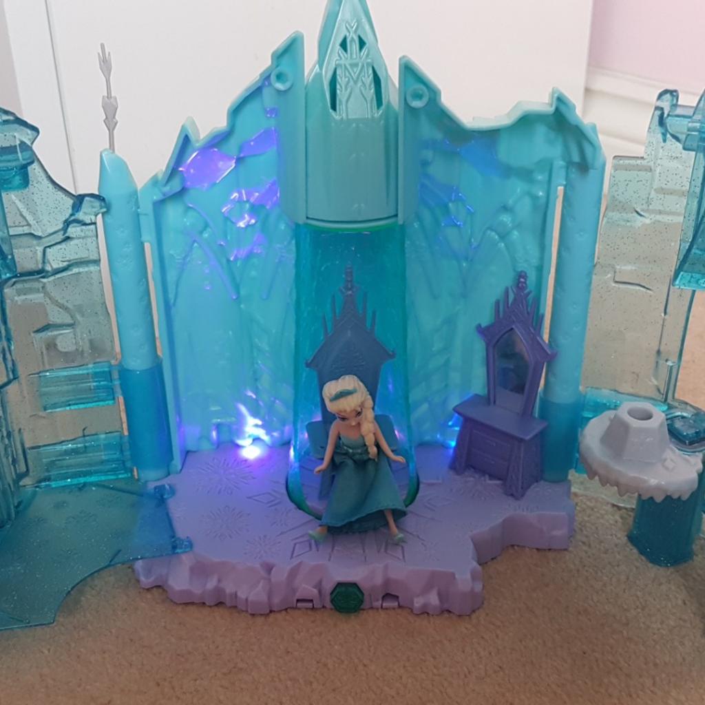frozen ice castle in Coalbrookdale für £ 2,00 zum Verkauf | Shpock AT