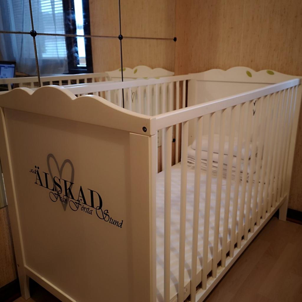 spjälsäng och gå stol Walking chair and crib in 147 30 Tumba für 350,00 ...