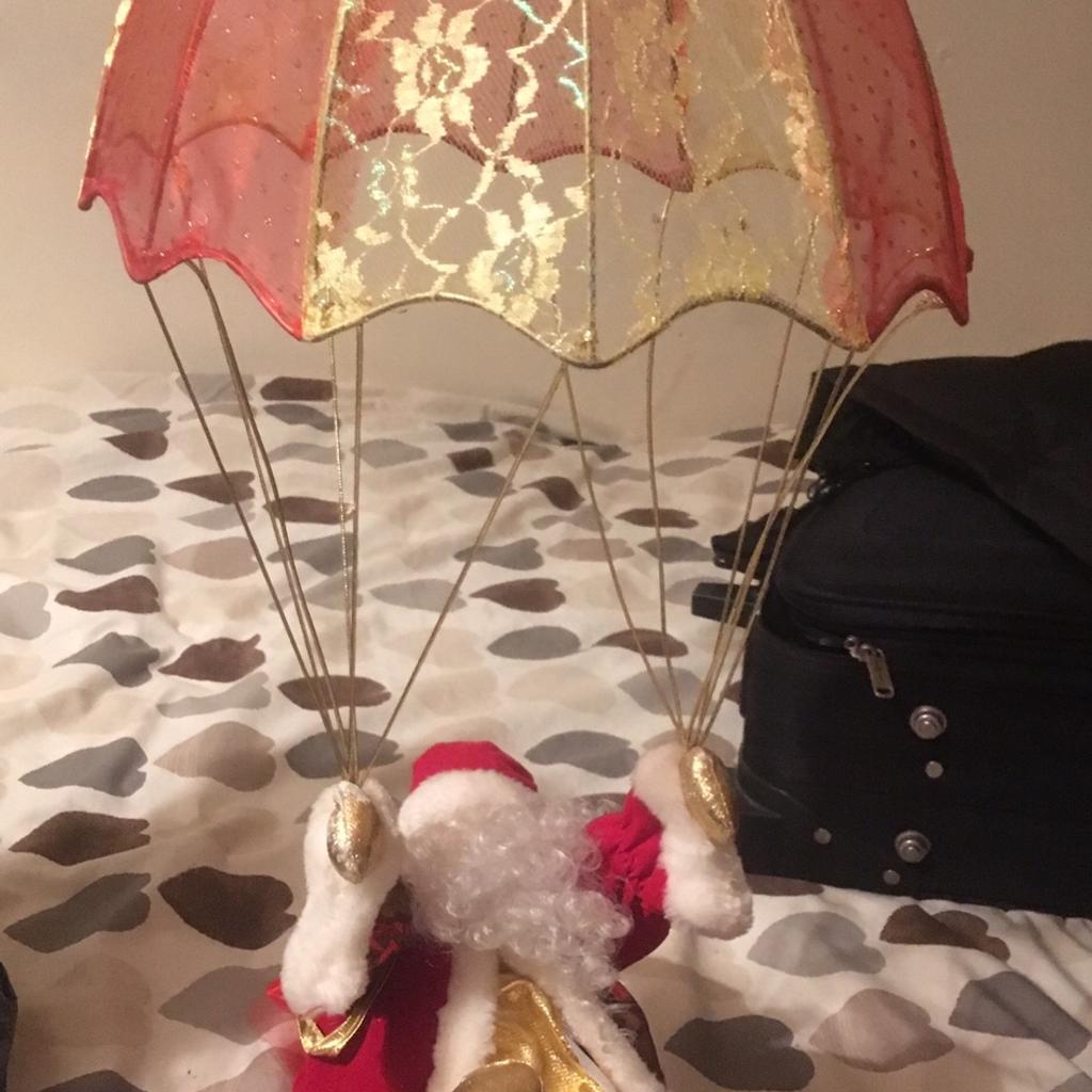 Santa on parachute in WS10 Walsall für 3,00 £ zum Verkauf | Shpock DE